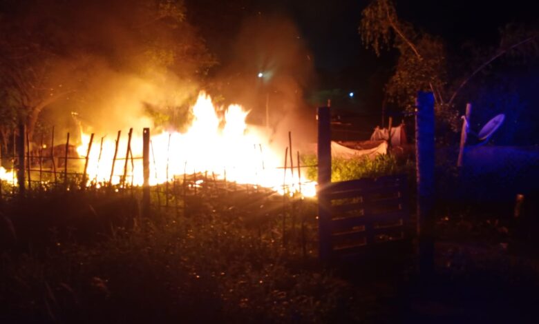 Incendio destruyó una casa precaria en el barrio Balastro I - SAENZ ...